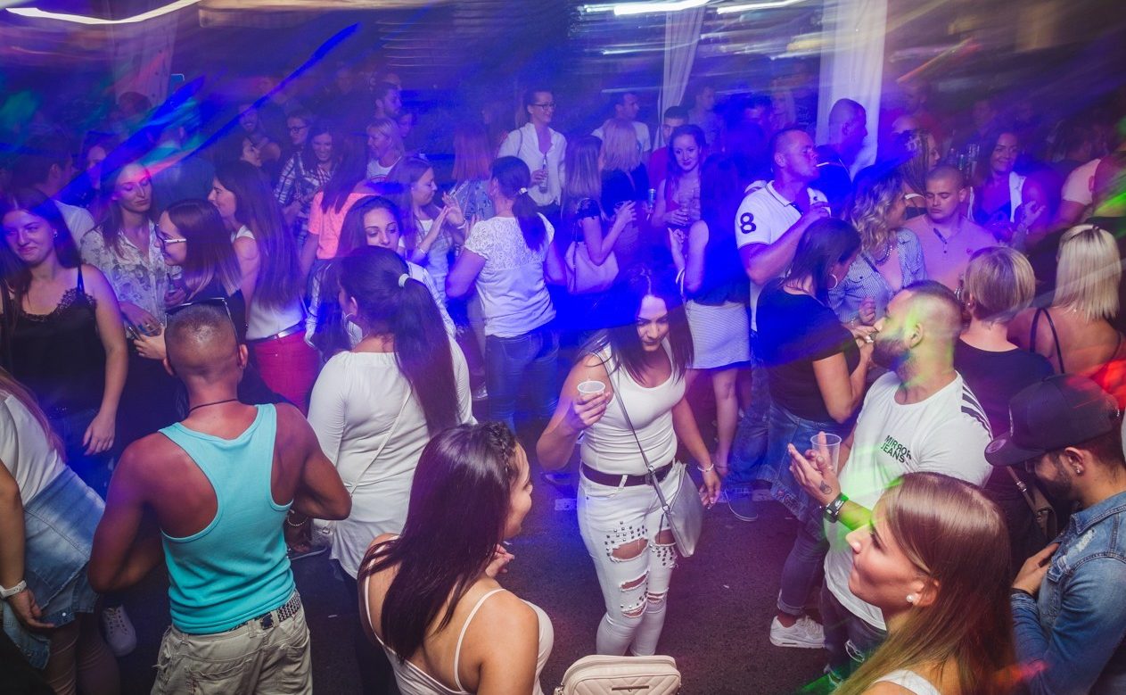 Nóták, régi slágerek és elektronikus zenei dallamok is felcsendülnek ...